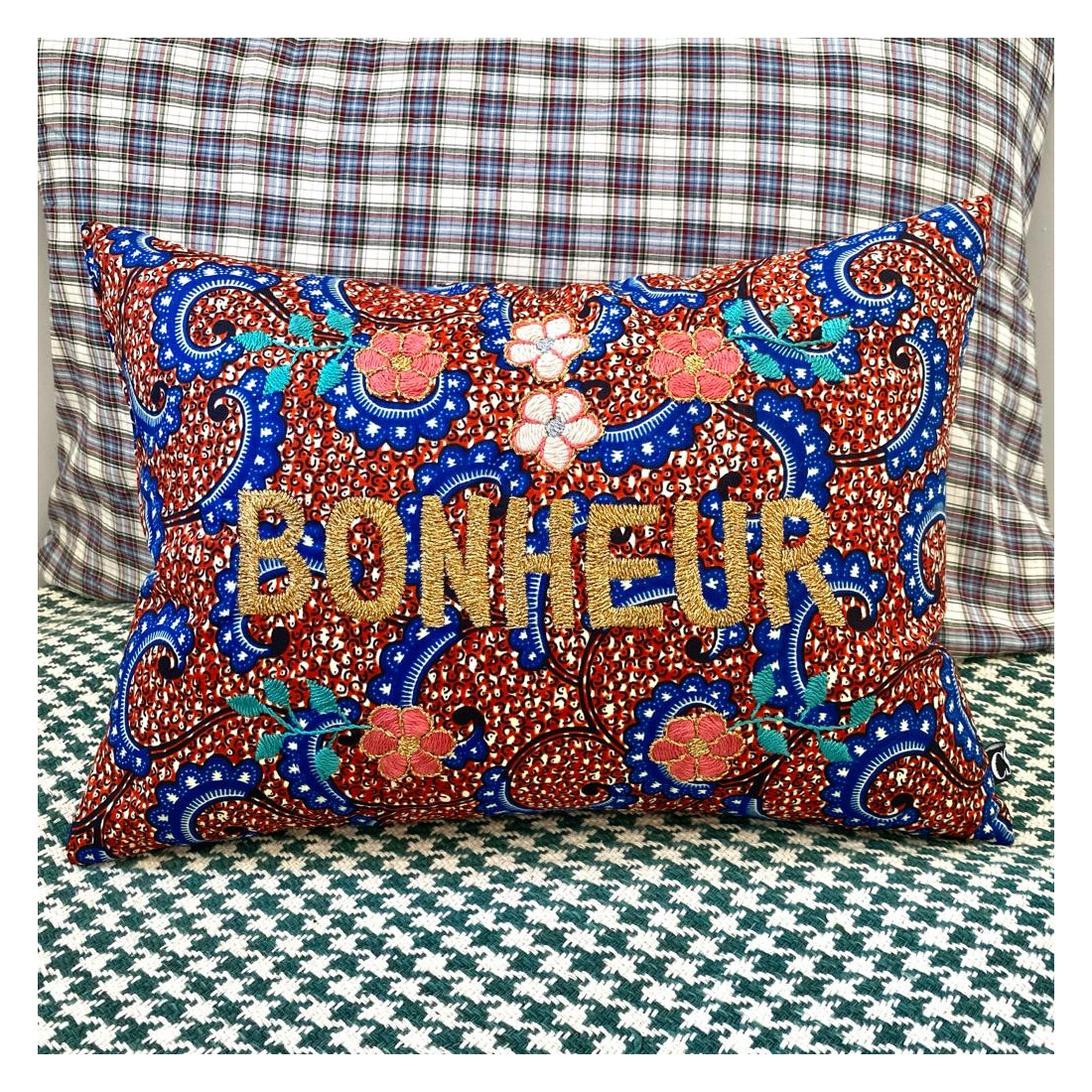 Coussin brodé à la main par une association de femmes - by CSAO