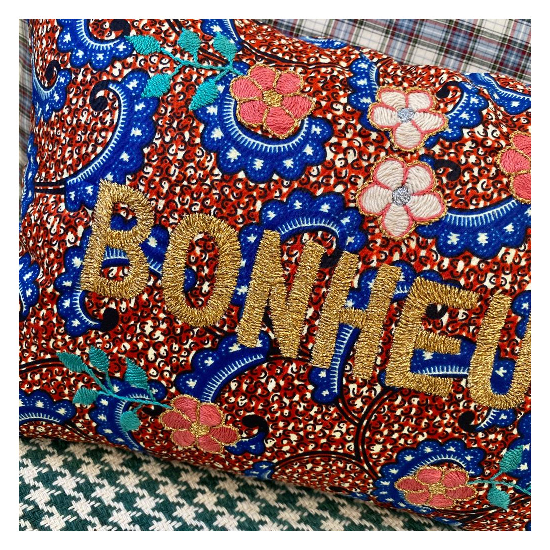 Coussin brodé à la main par une association de femmes - by CSAO