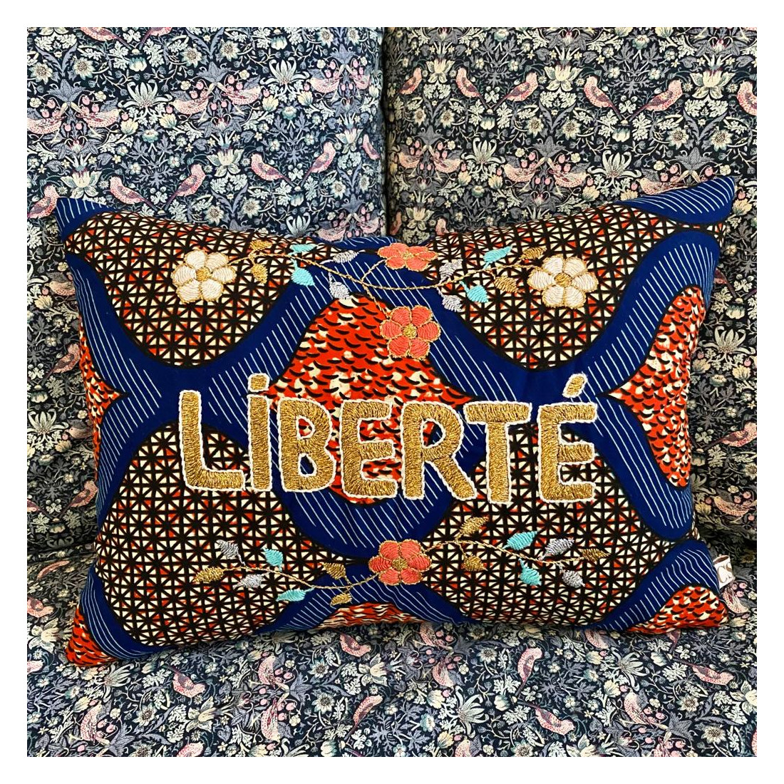 Coussin brodé Bonheur à la main par une association de femmes - by CSAO