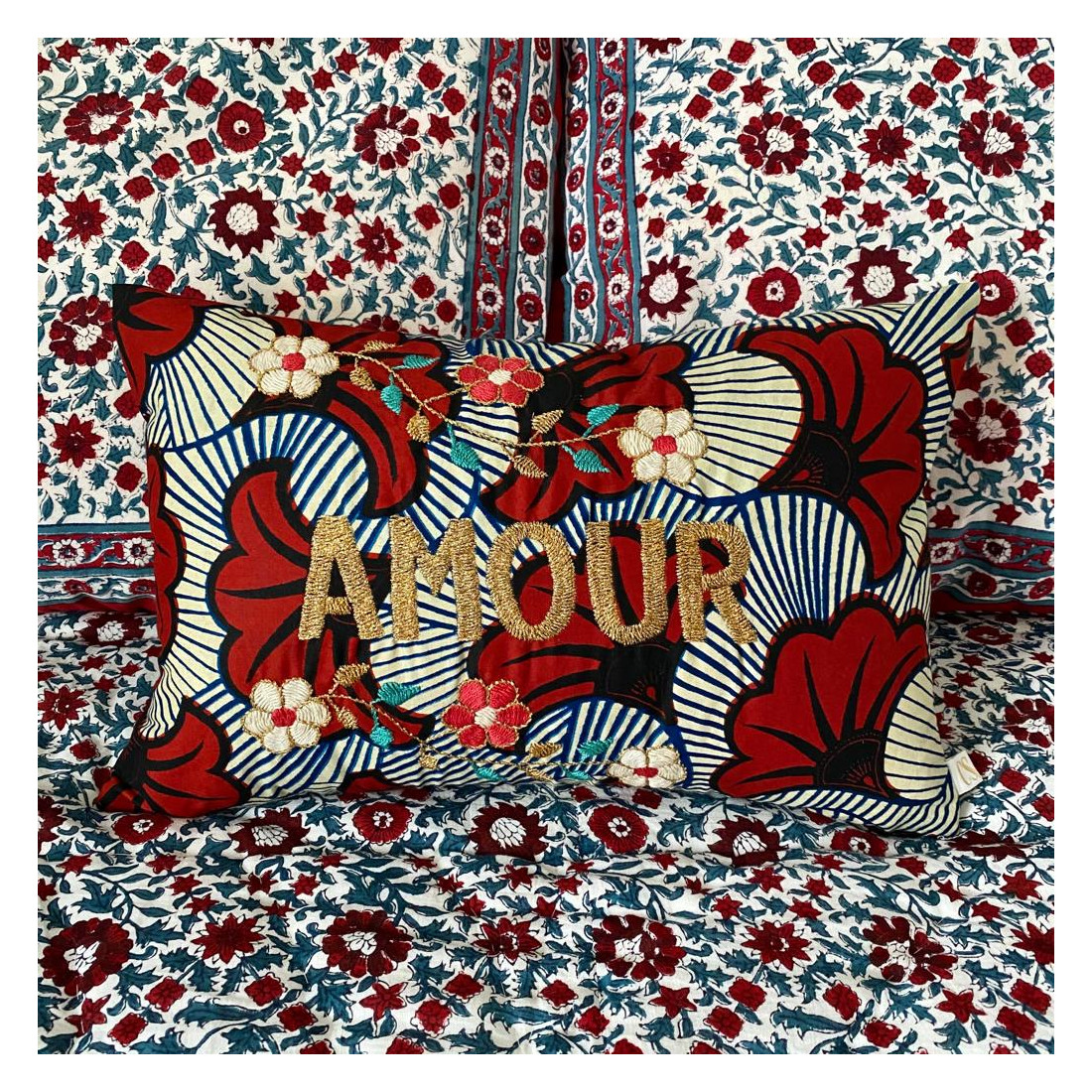 Coussin brodé Bonheur à la main par une association de femmes - by CSAO